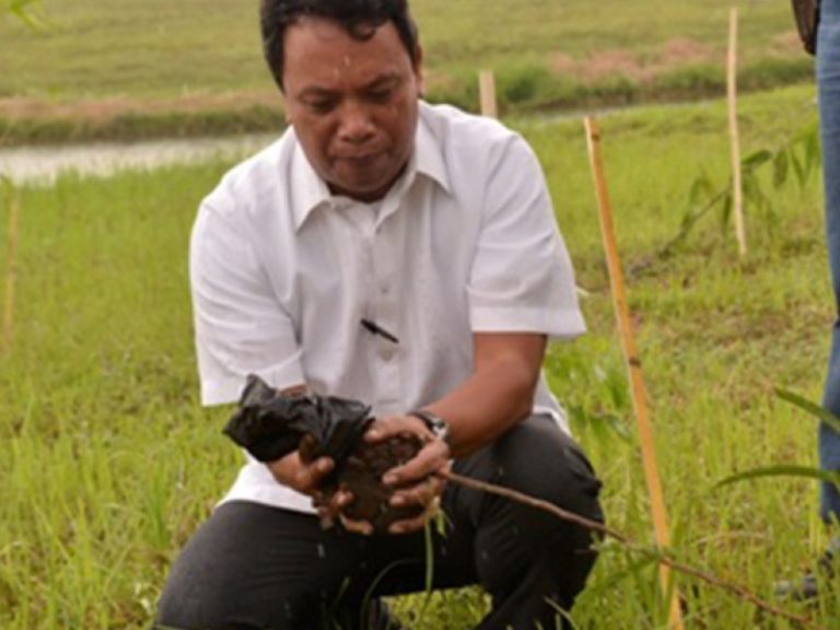 Laguna Lake Development Authority (LLDA) general manager Neric Acosta ...